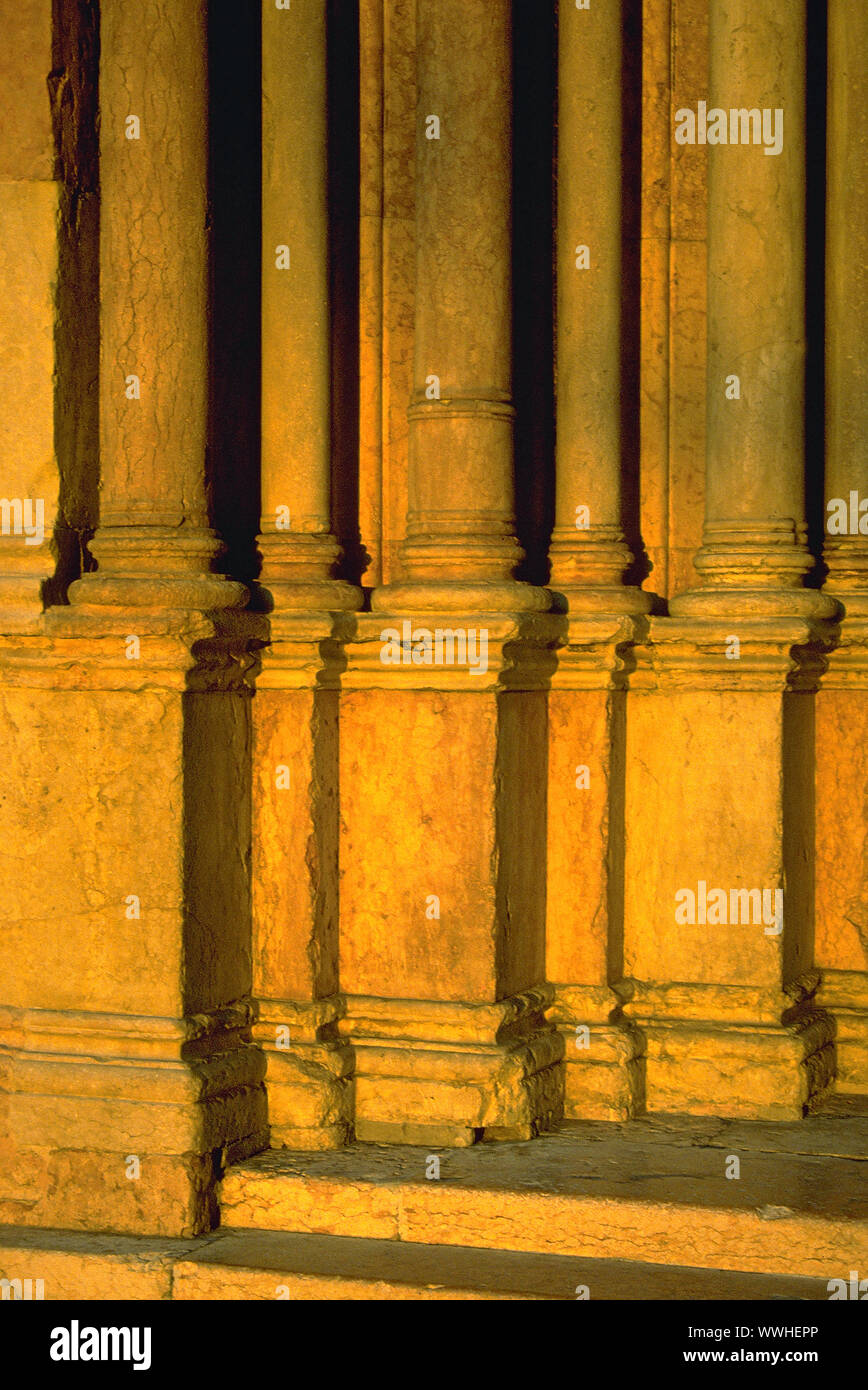 Light columns hi-res stock photography and images - Alamy