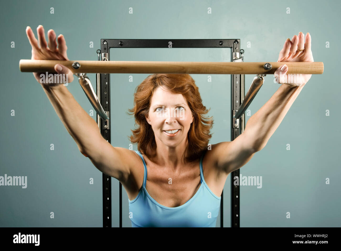 Woman using gym equipment to do a strength workout Stock Photo - Alamy