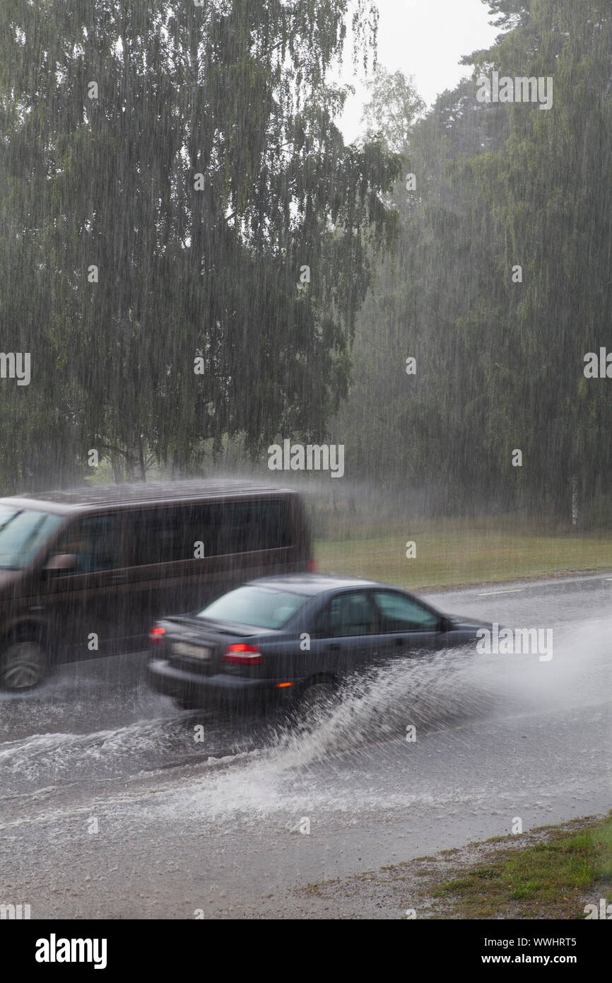 Traffic in rain hi-res stock photography and images - Alamy