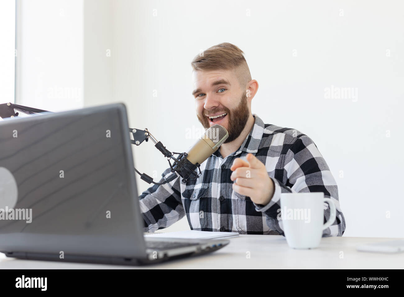 Fm radio interview hi-res stock photography and images - Alamy