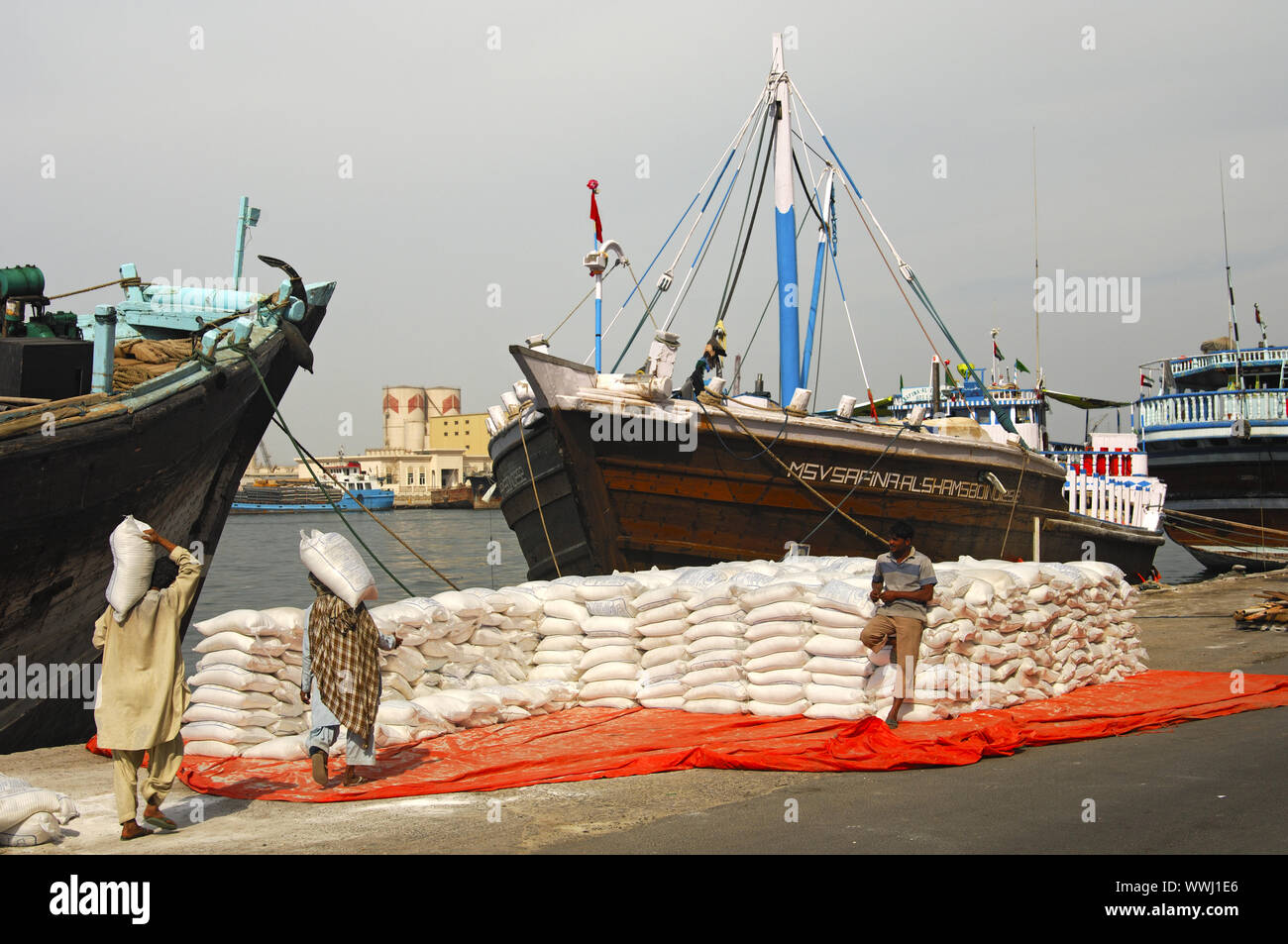 Guest worker during loading work in the harbour, Sharja Stock Photo - Alamy