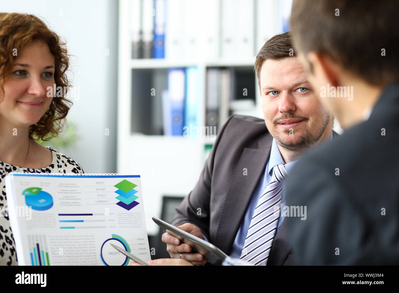 Friendly team hi-res stock photography and images - Alamy