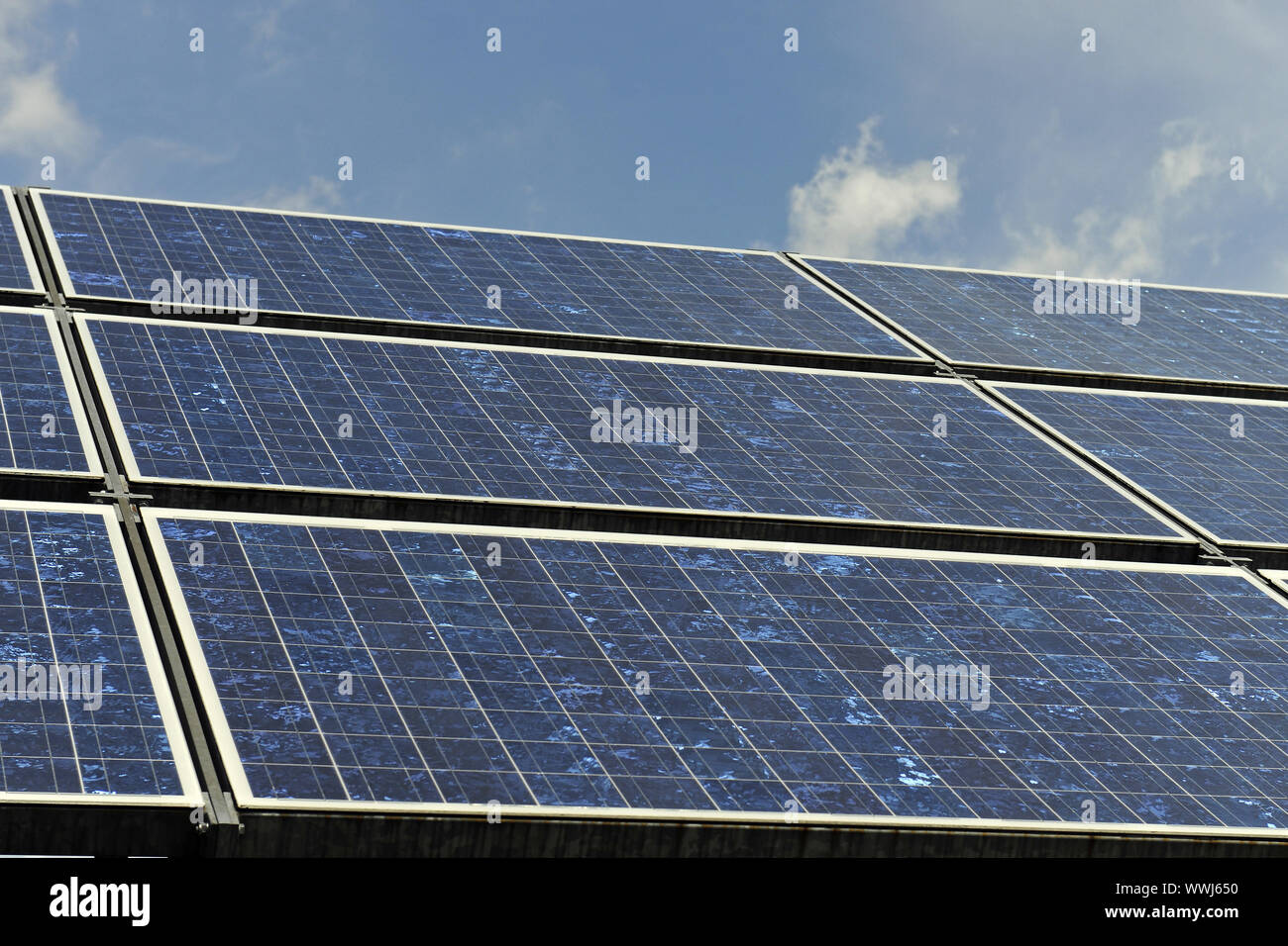 Solar panels aligned with the sun Stock Photo - Alamy