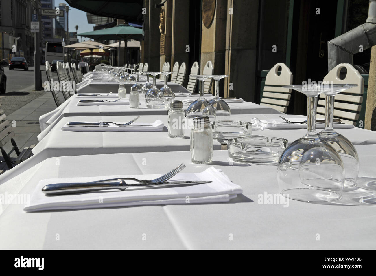 Waiting for tables hi-res stock photography and images - Alamy