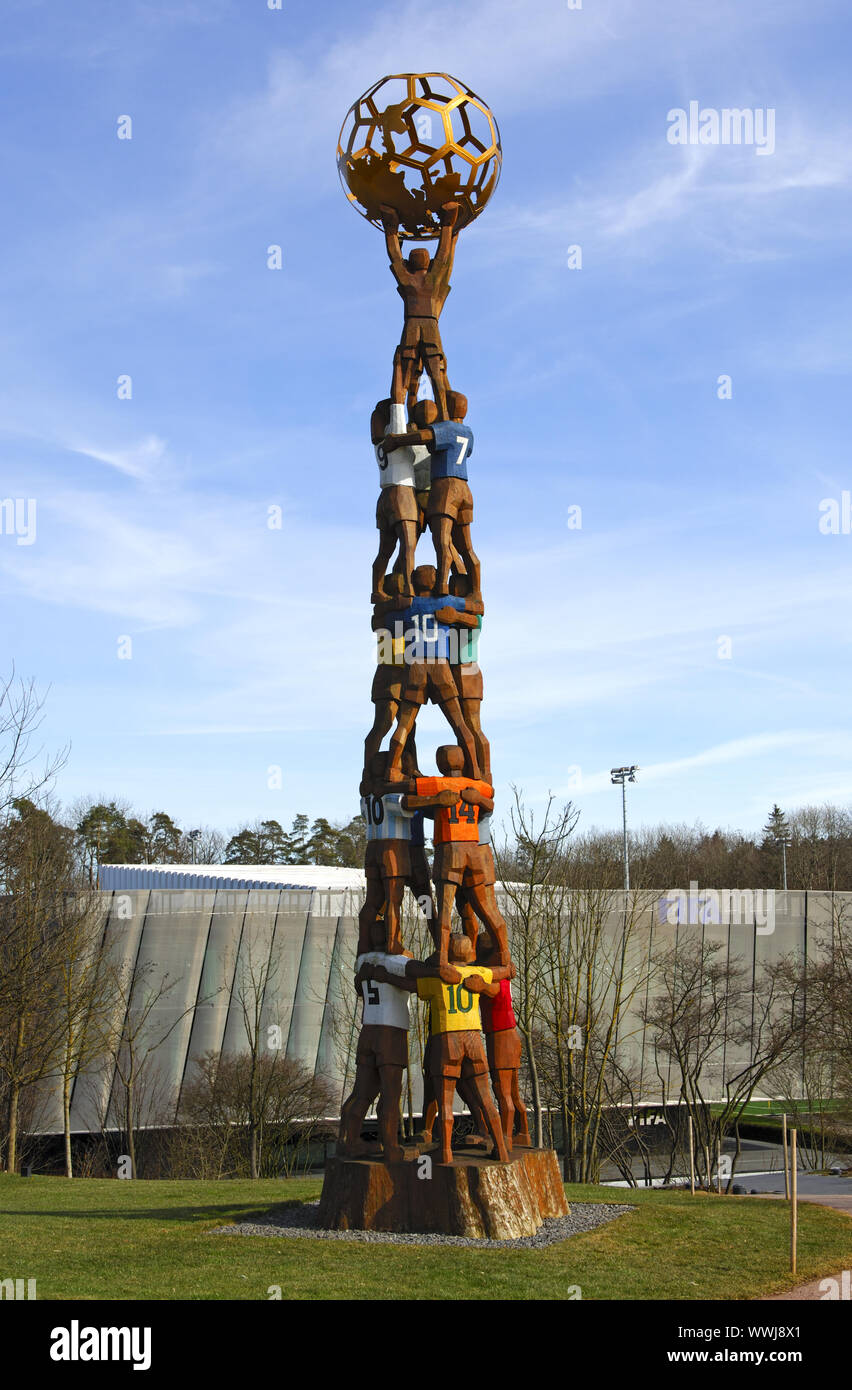 Football player statues hi-res stock photography and images - Alamy