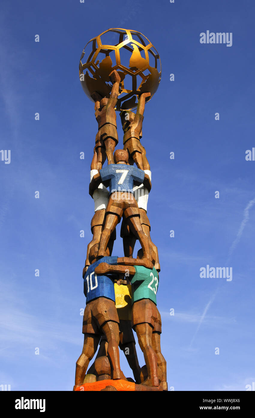 Football player statues hi-res stock photography and images - Alamy