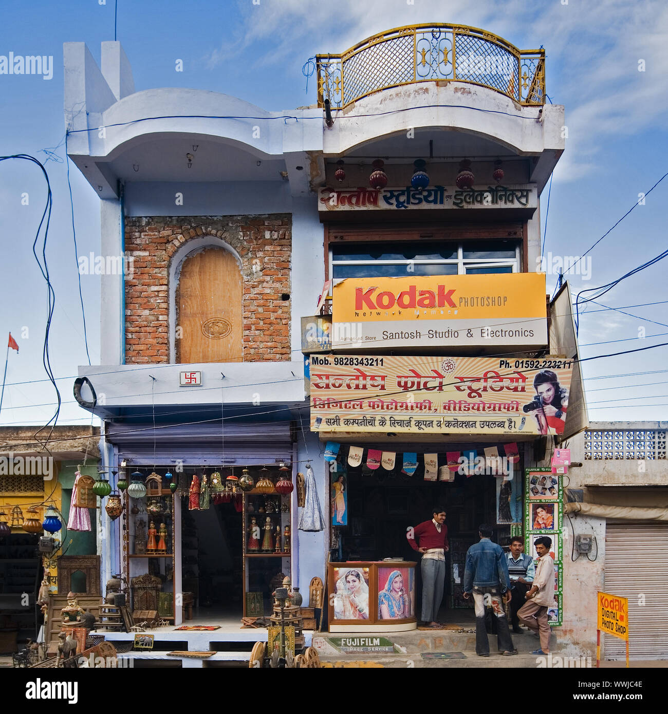 Pavement india hi-res stock photography and images - Alamy