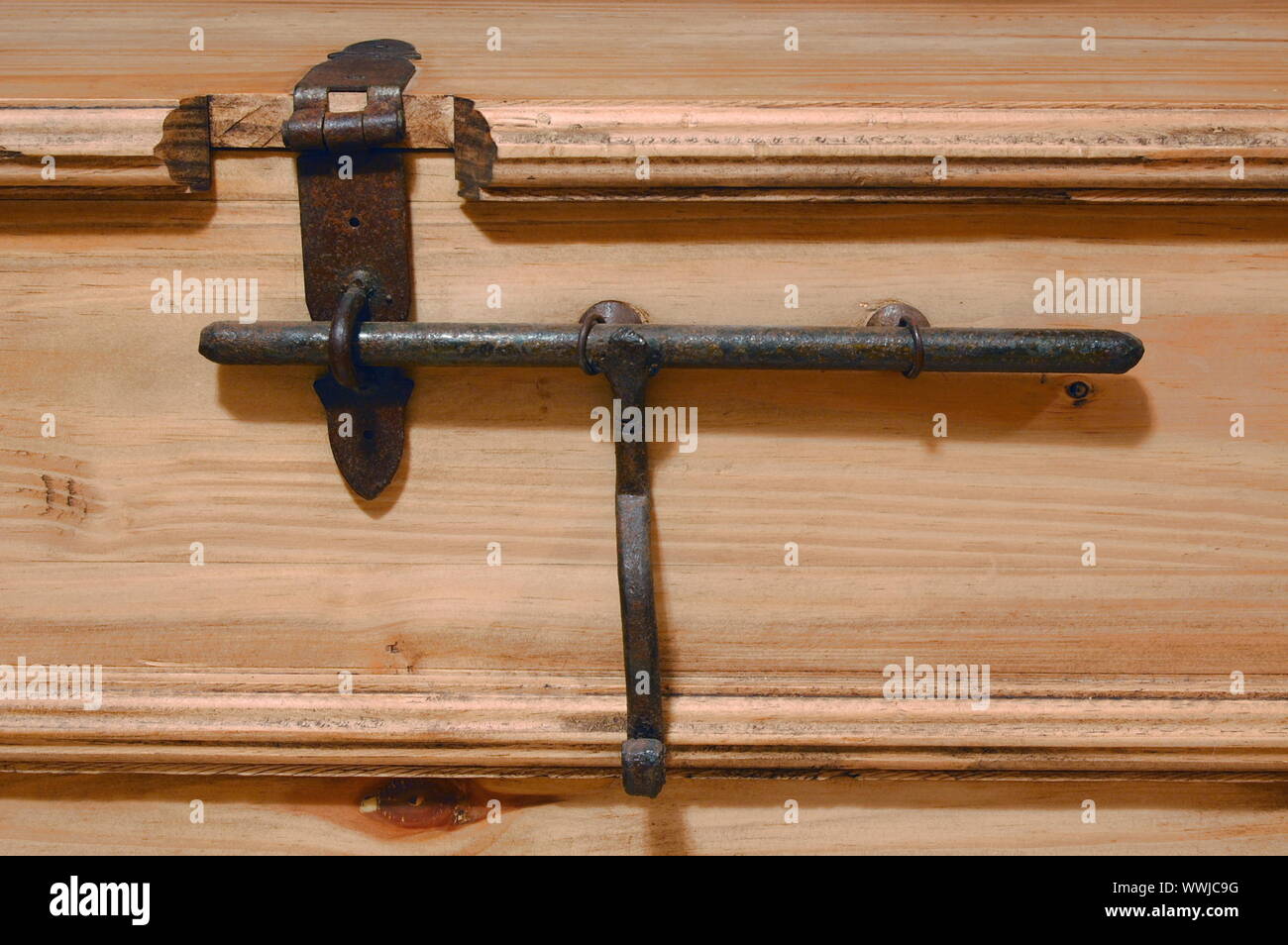 old lock of a wood treasure chest Stock Photo - Alamy