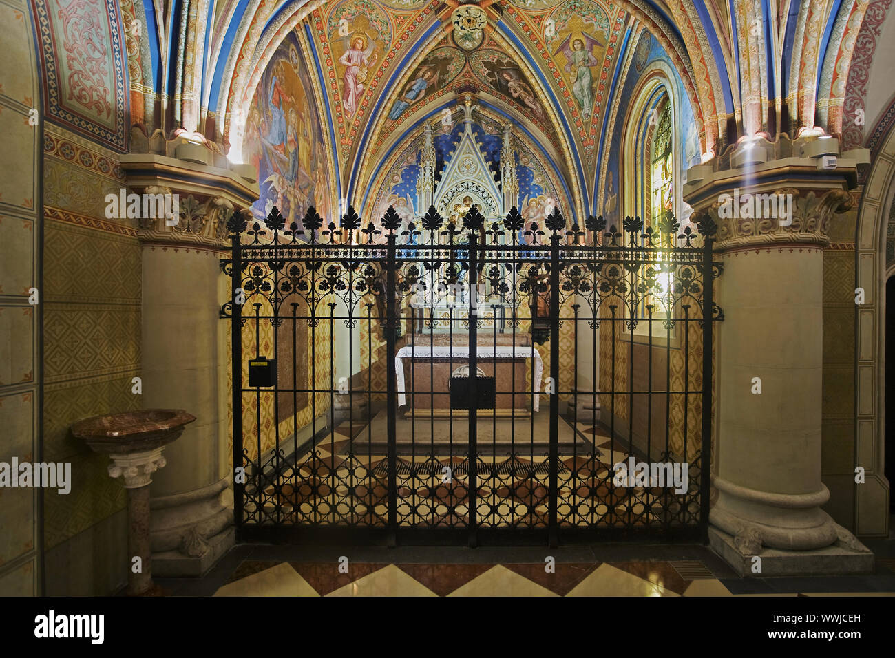 Side altar hi-res stock photography and images - Alamy