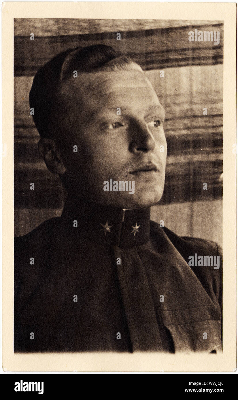 Historic military uniform uniforms hi-res stock photography and images ...