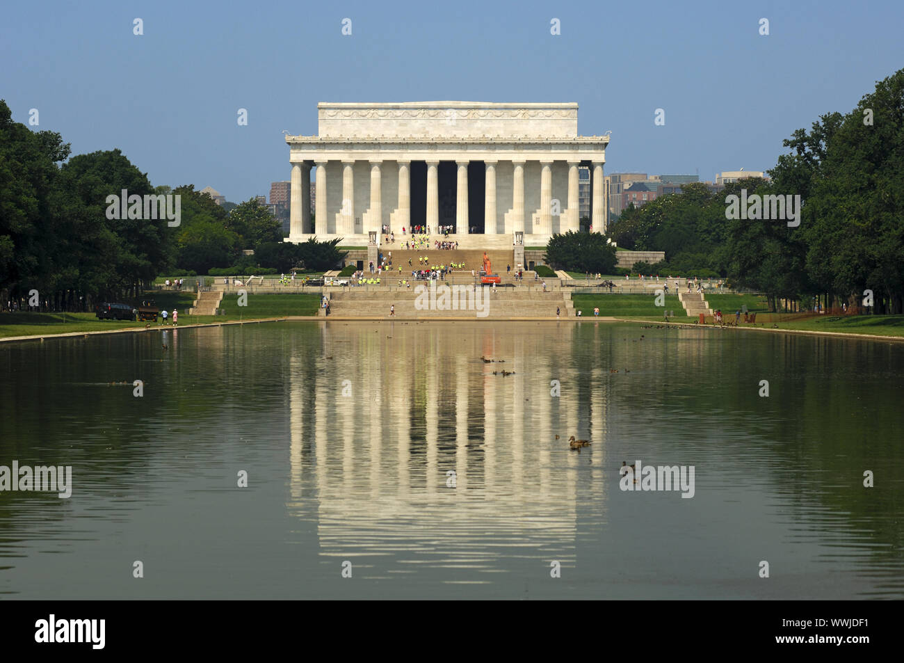 The Lincoln Memorial at the western end of the Lincoln Memorial ...