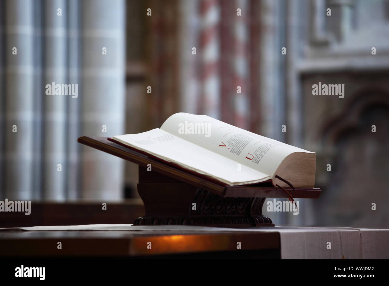 Bible open in english church hi-res stock photography and images - Alamy