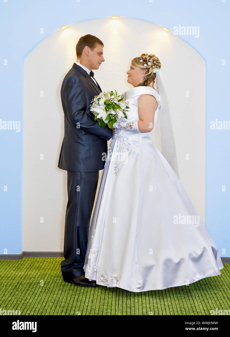 The bride and groom at wedding ceremony Stock Photo - Alamy