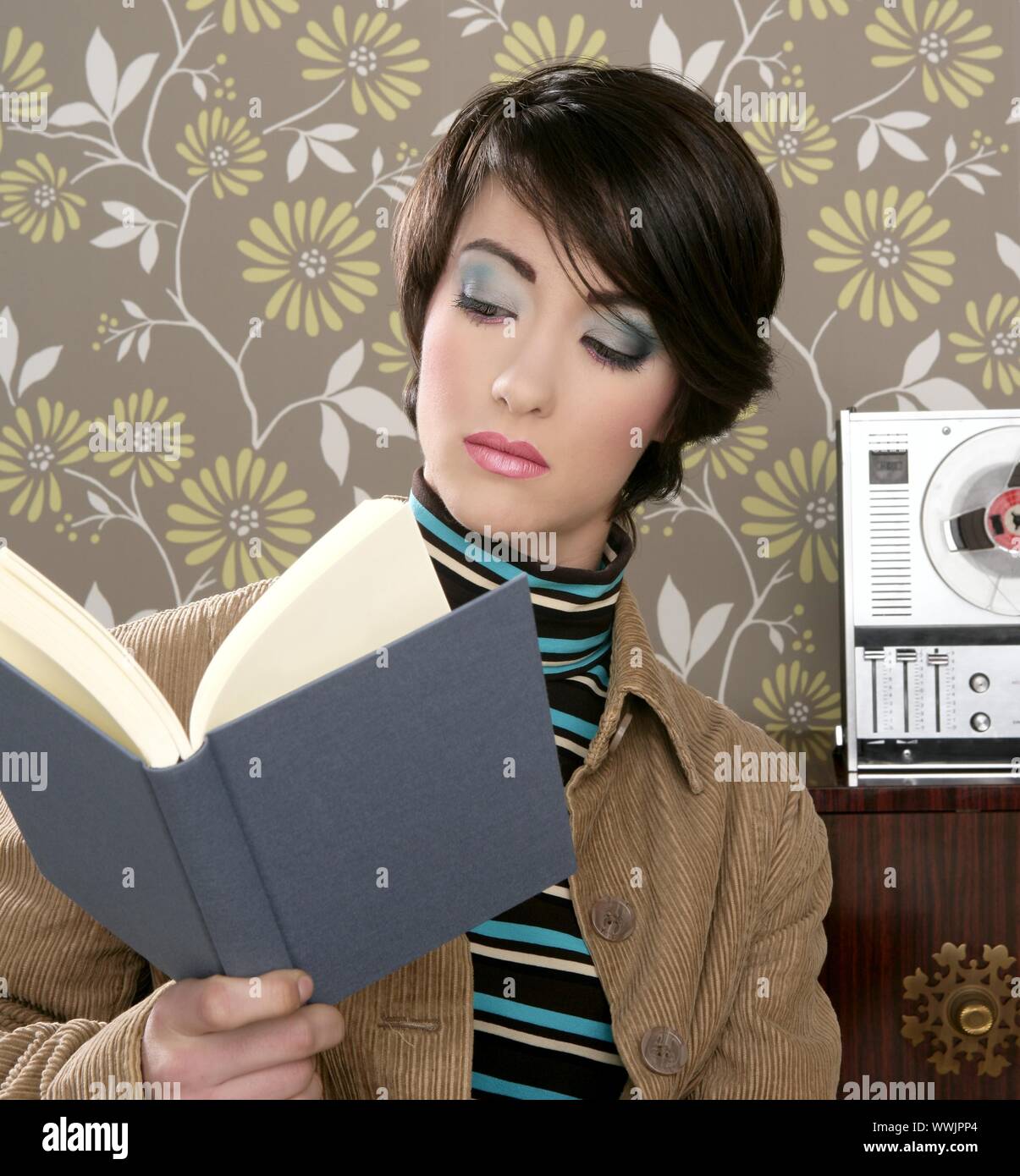 book reading woman retro 60s vintage wallpaper room Stock Photo - Alamy