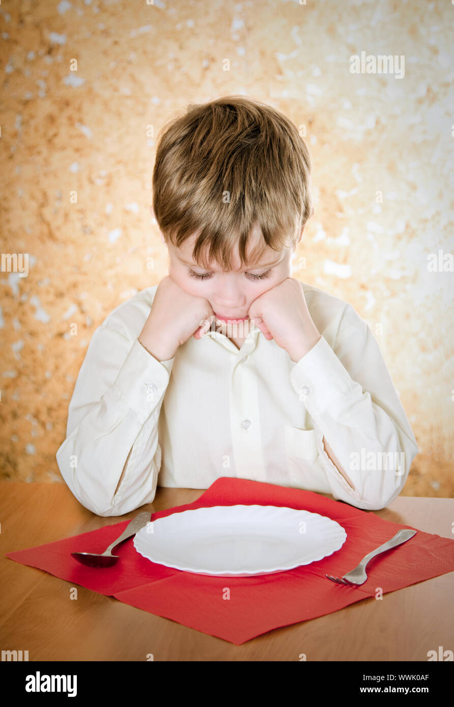 Child empty plate sad hi-res stock photography and images - Alamy