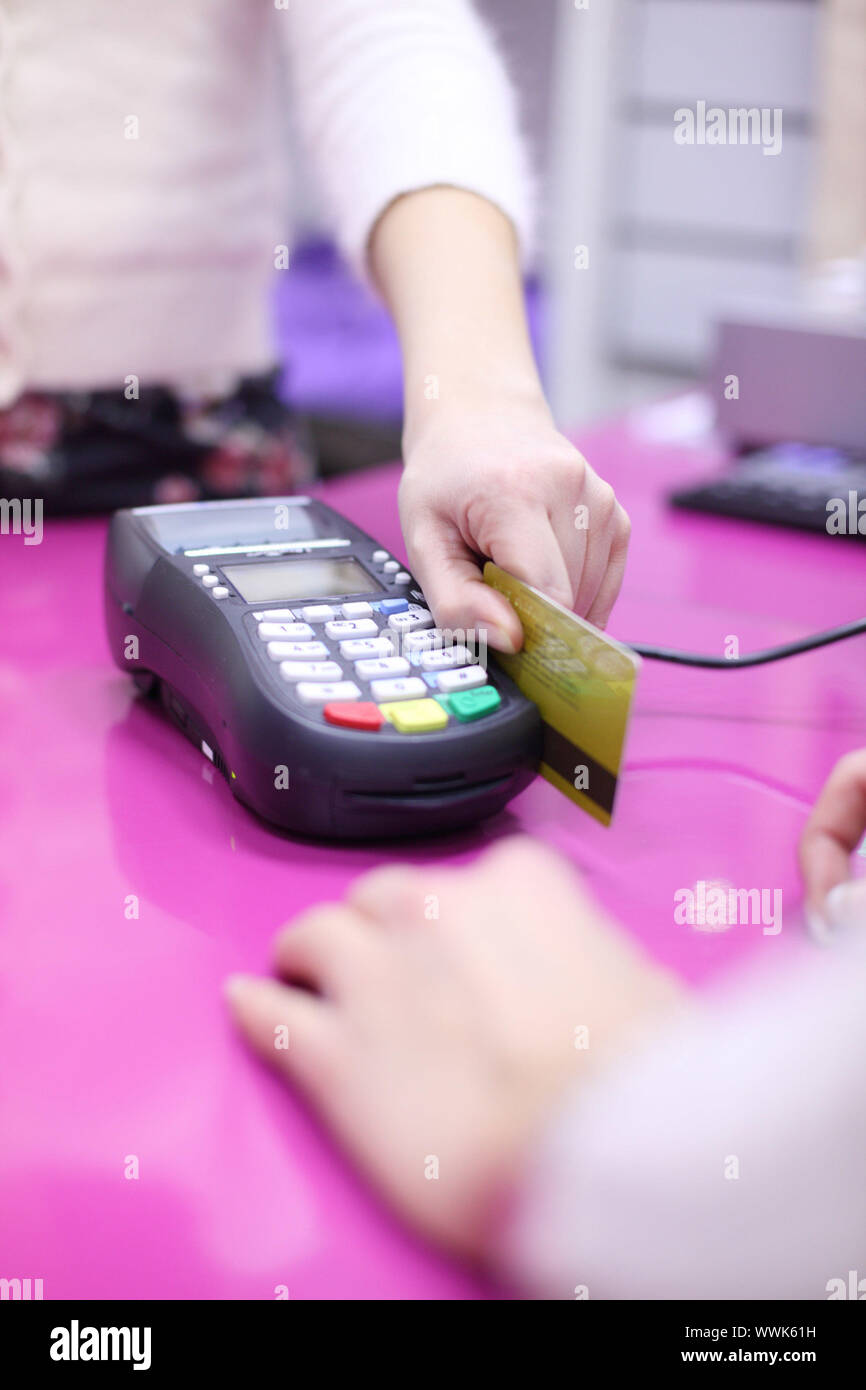 credit card sale in shop Stock Photo - Alamy