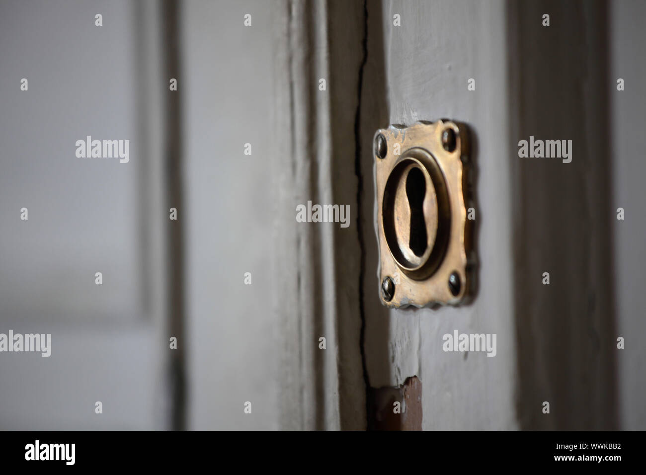 key hole in the door Stock Photo - Alamy