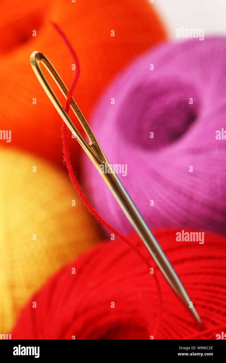 needle and thread macro close up Stock Photo - Alamy