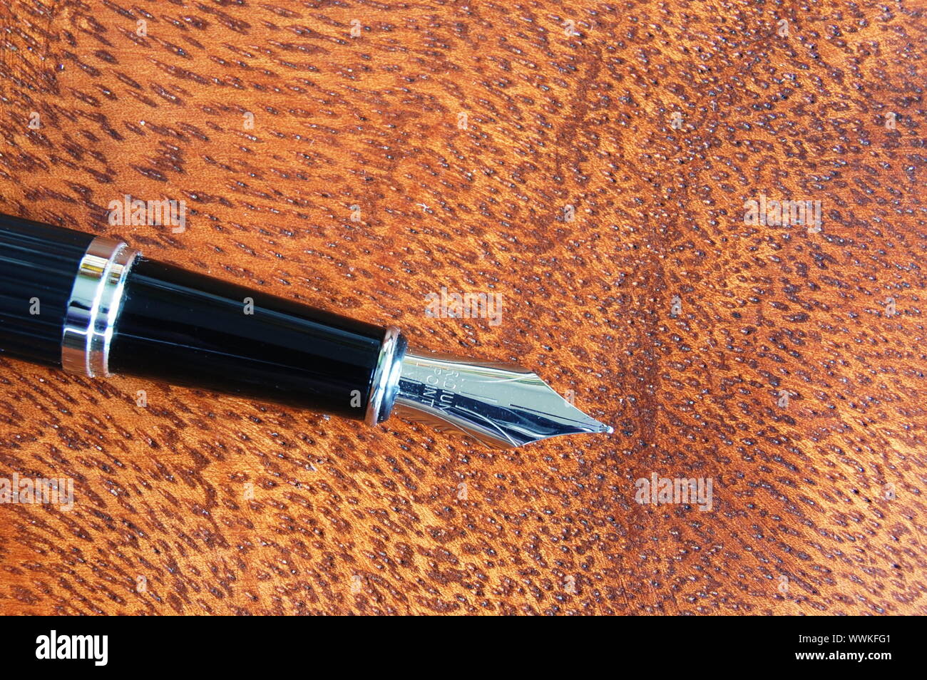 business fountain pen on a wood desktop in an office Stock Photo - Alamy