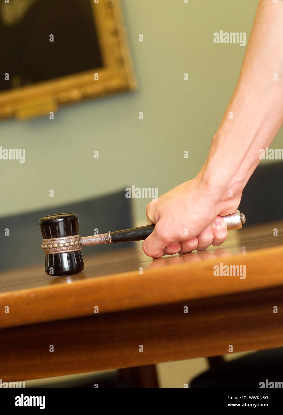 Judge hitting table gavel hi-res stock photography and images - Alamy