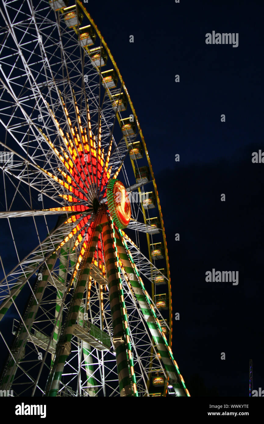fun fair attraction ferris wheel at night Stock Photo - Alamy