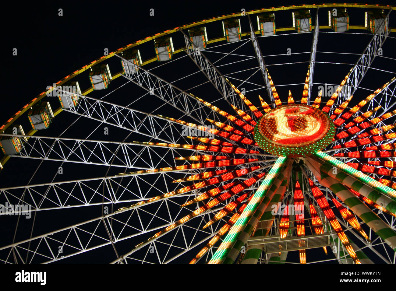 fun fair attraction ferris wheel at night Stock Photo - Alamy