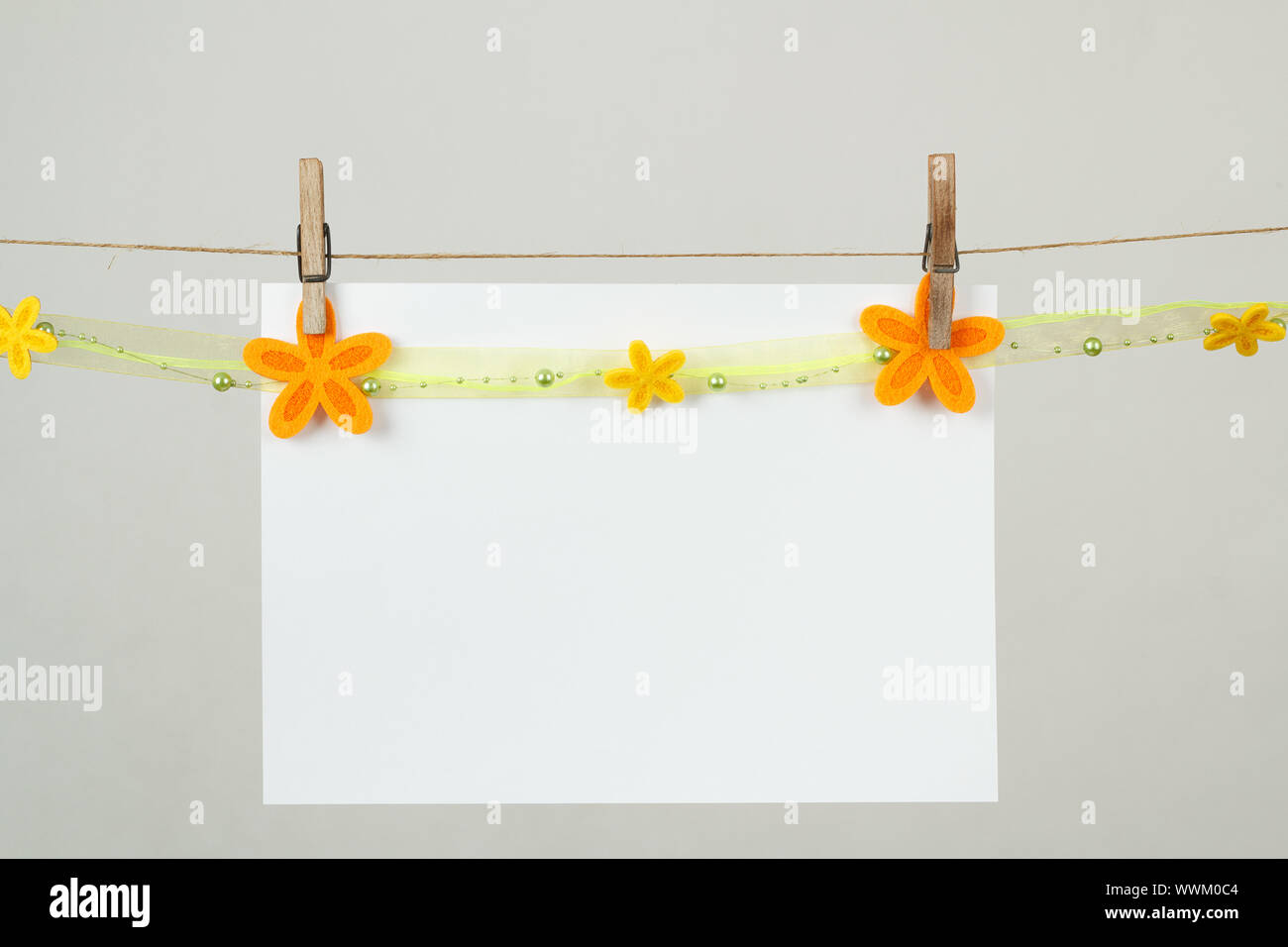 Memory note paper with flowers Stock Photo - Alamy