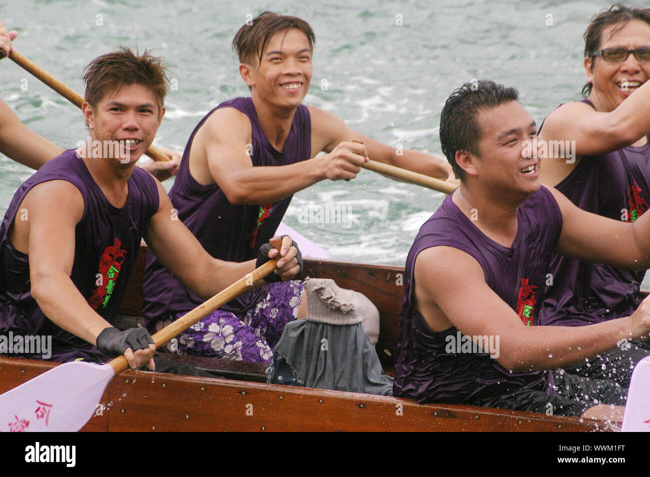 Row a dragon boat race hi-res stock photography and images - Alamy
