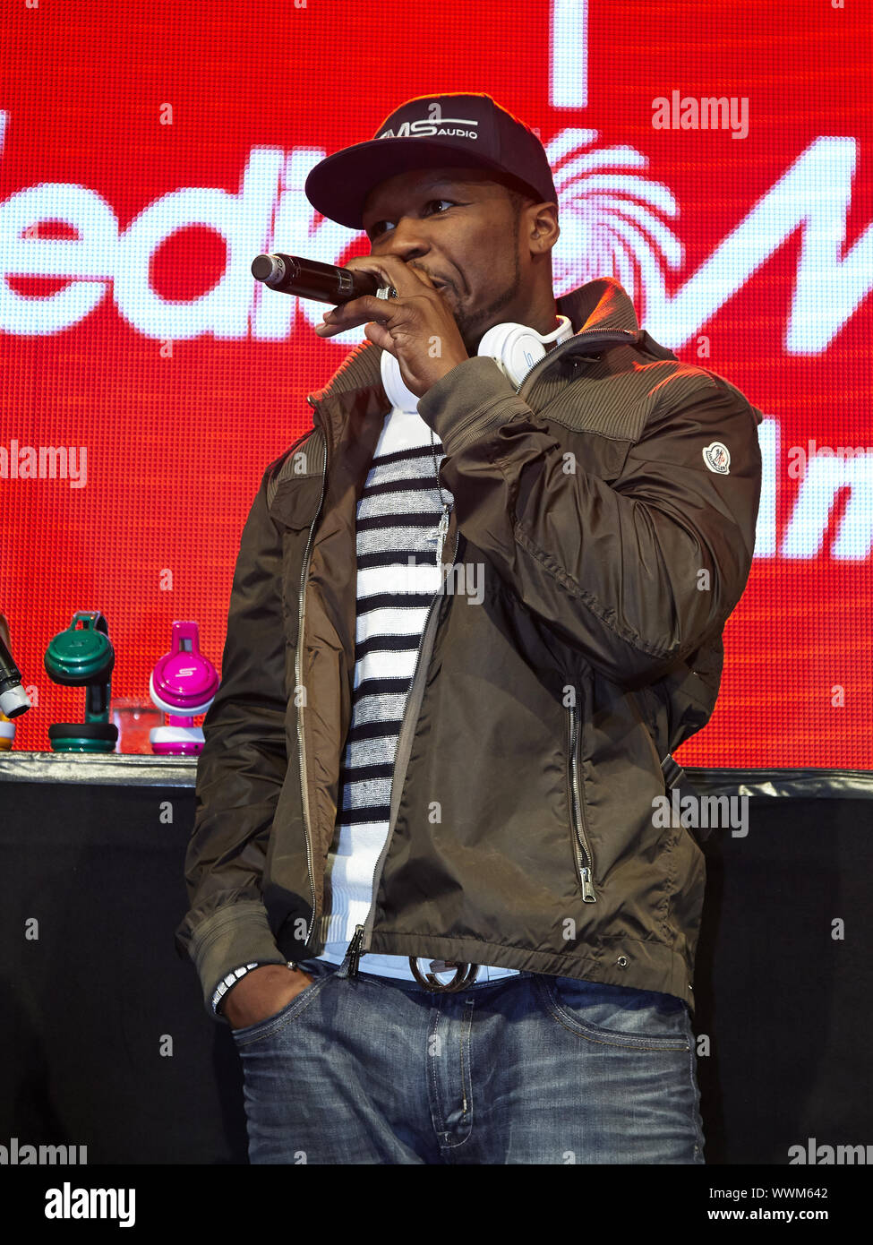 50 Cent, US-Rap star, giving autograph in Berlin Stock Photo - Alamy