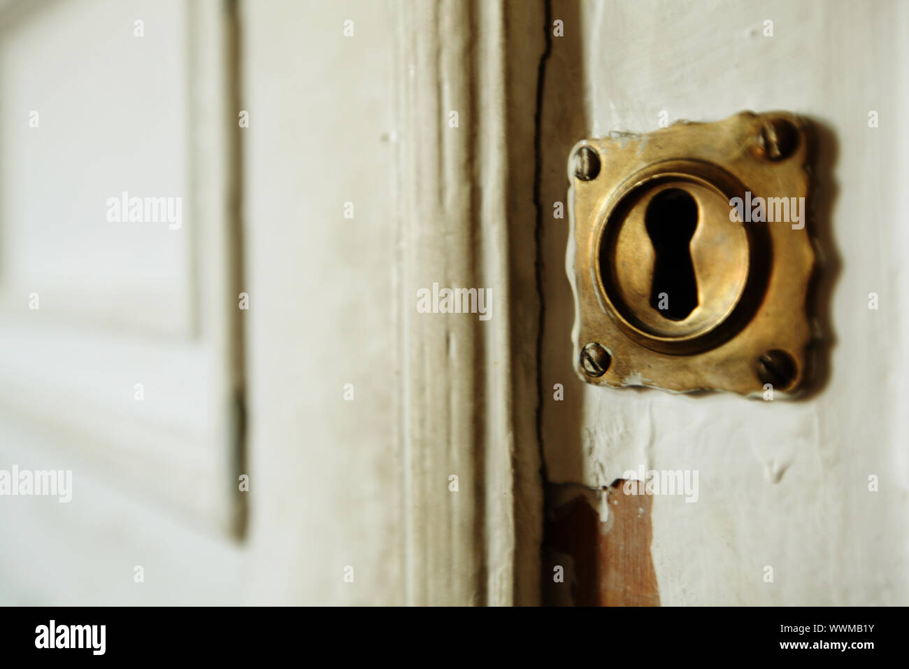 key hole in the door Stock Photo - Alamy