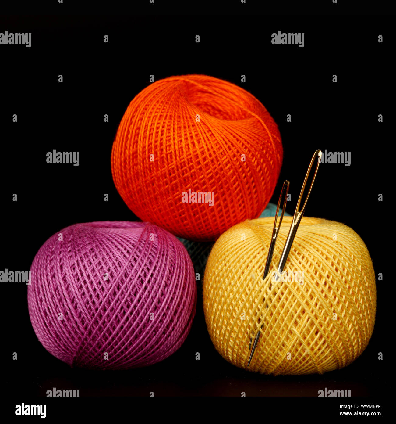 needle and thread macro close up Stock Photo - Alamy