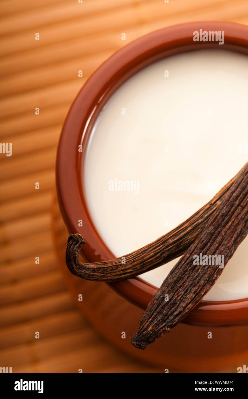Sweet vanilla pudding dessert Stock Photo - Alamy
