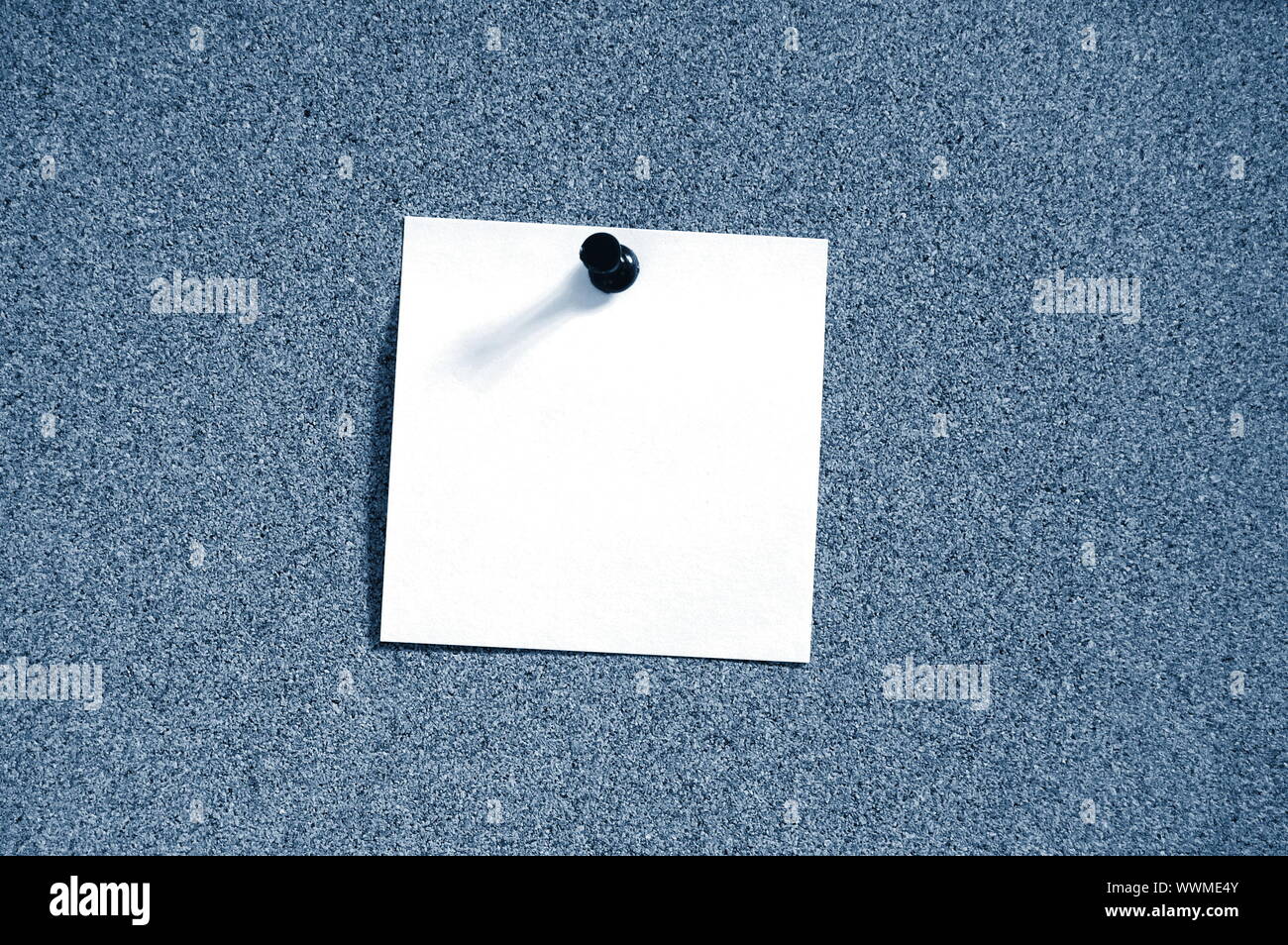 blank and empty sheet paper with pin on bulletin board Stock Photo - Alamy