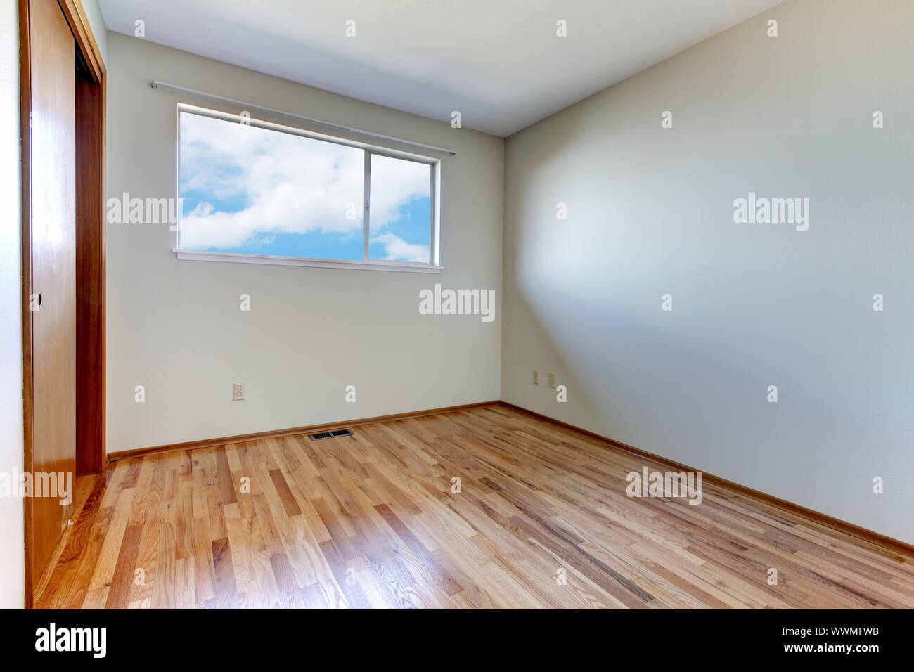 Clean new empty room interior with shiny hardwood floor Stock Photo - Alamy