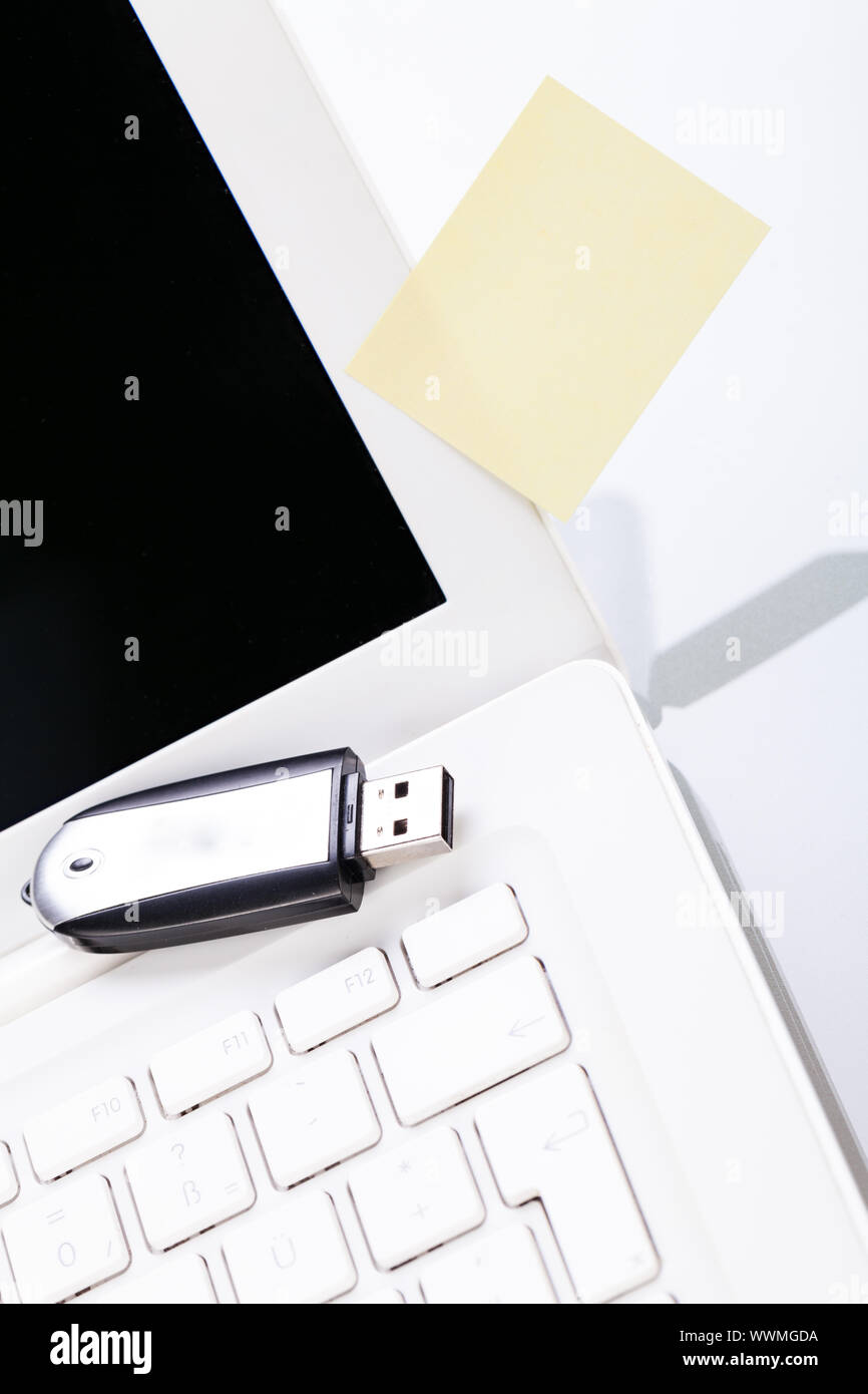 notebook laptop with post it memo and usb stick Stock Photo - Alamy
