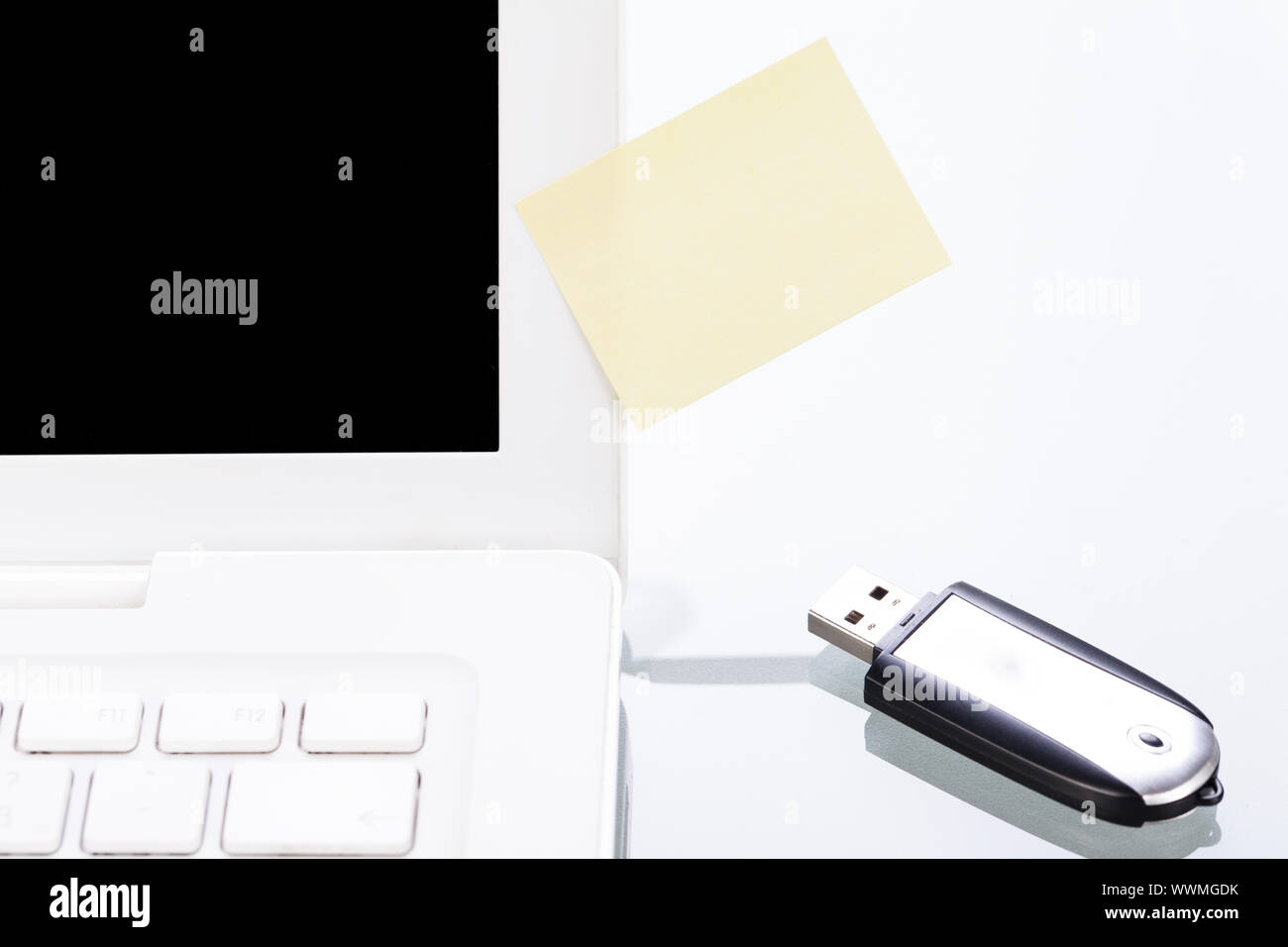 notebook laptop with post it memo and usb stick Stock Photo - Alamy