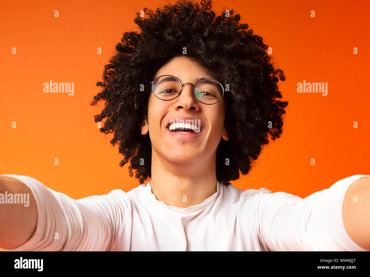 Guy holding camera hi-res stock photography and images - Alamy
