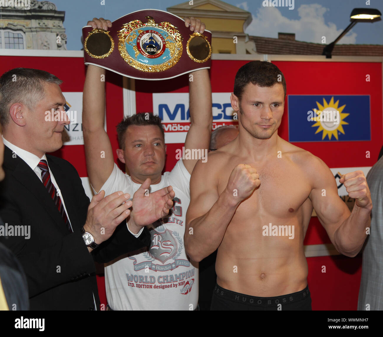 WBO Boxweltmeister Robert Stieglitz (SES-Boxing) wiegen zum WBO WM ...