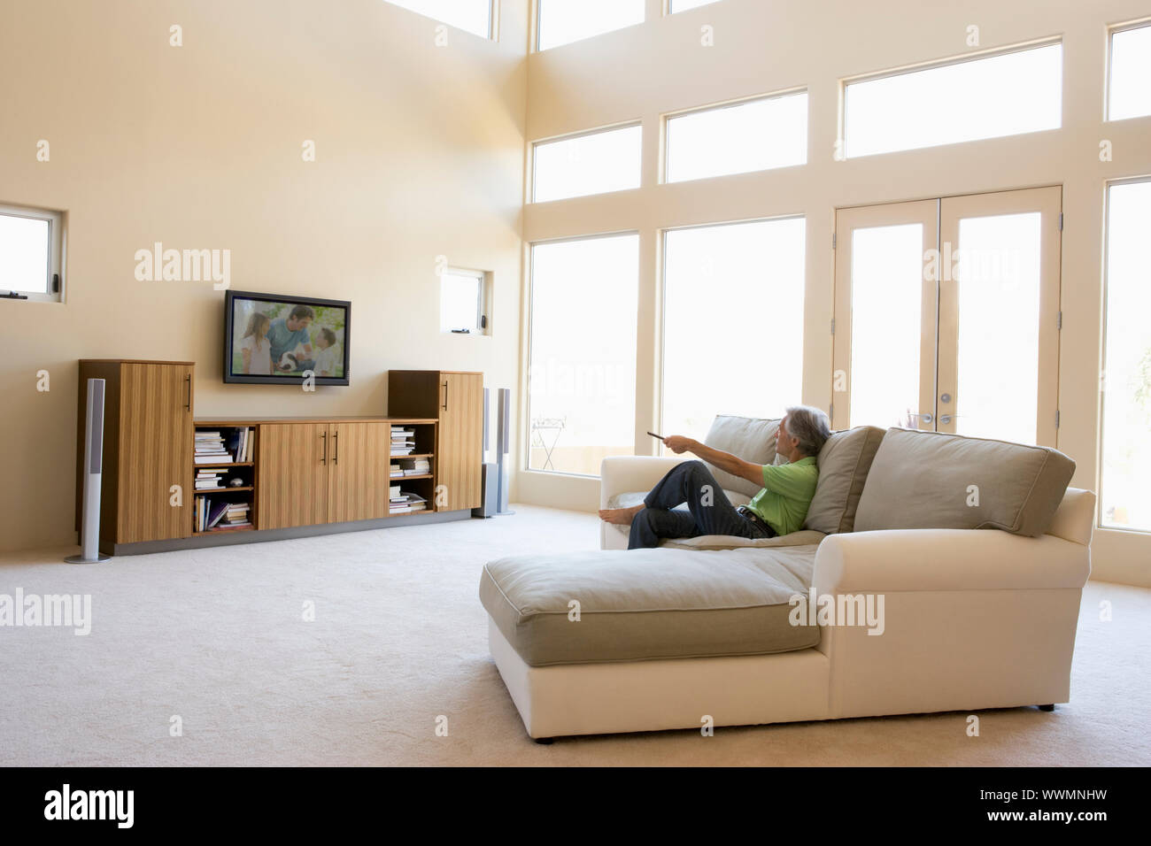 Watching tv hi hi-res stock photography and images - Alamy