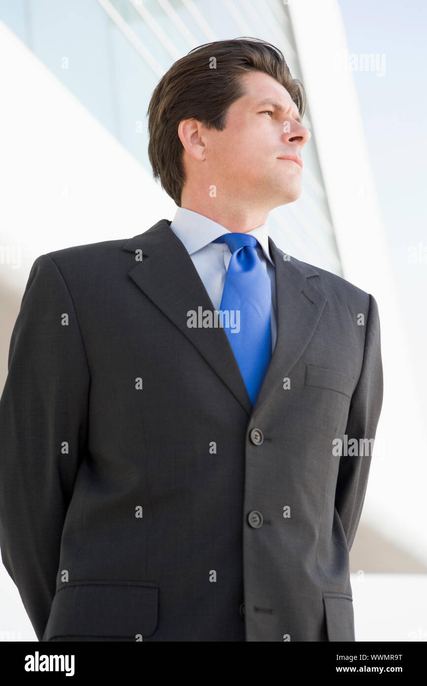 People standing outside a building hi-res stock photography and images ...