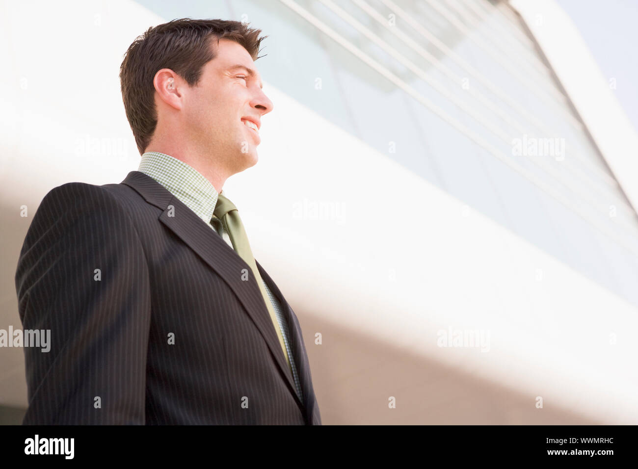 People standing outside a building hi-res stock photography and images ...