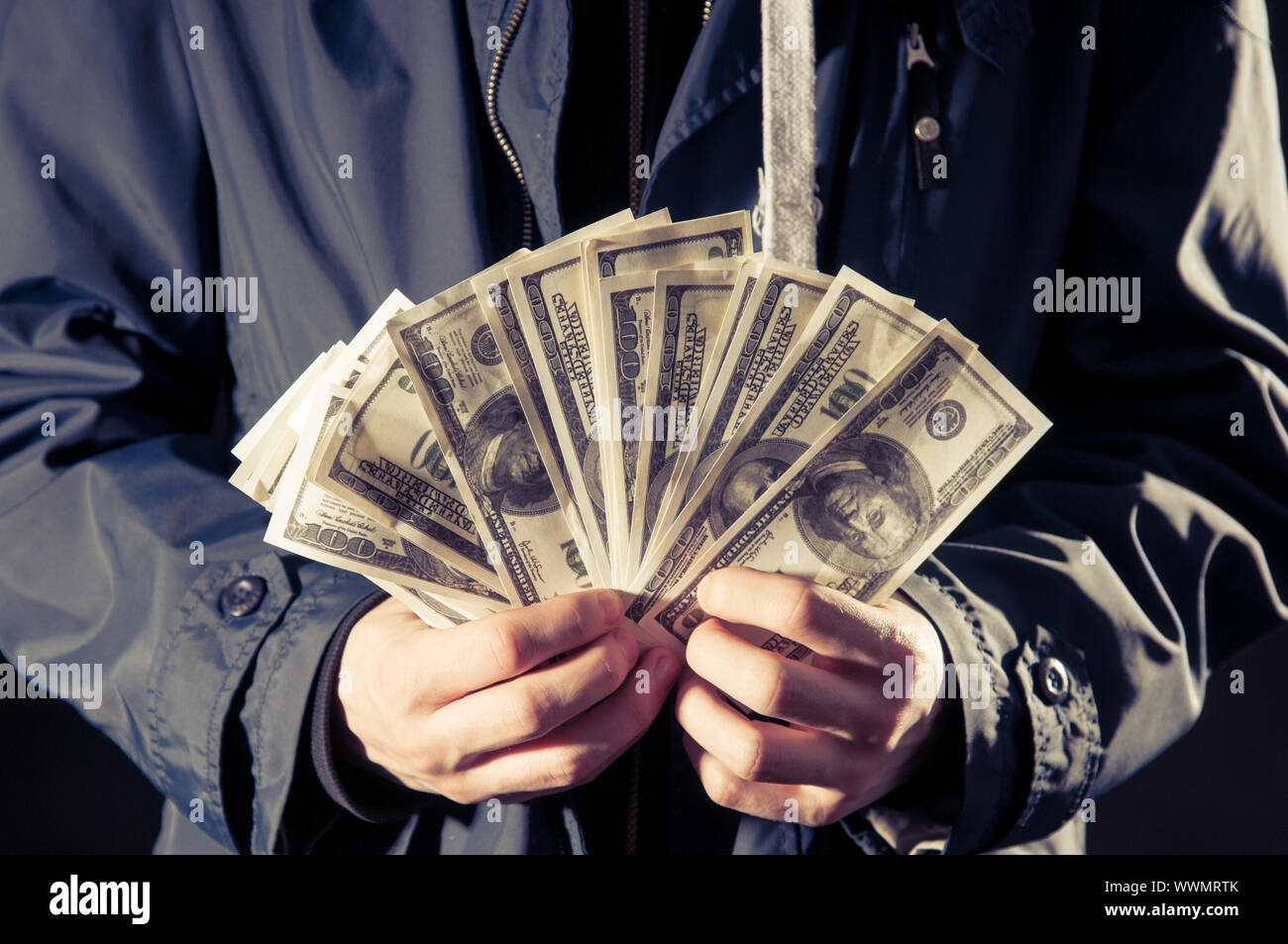 Cash in hand Stock Photo - Alamy