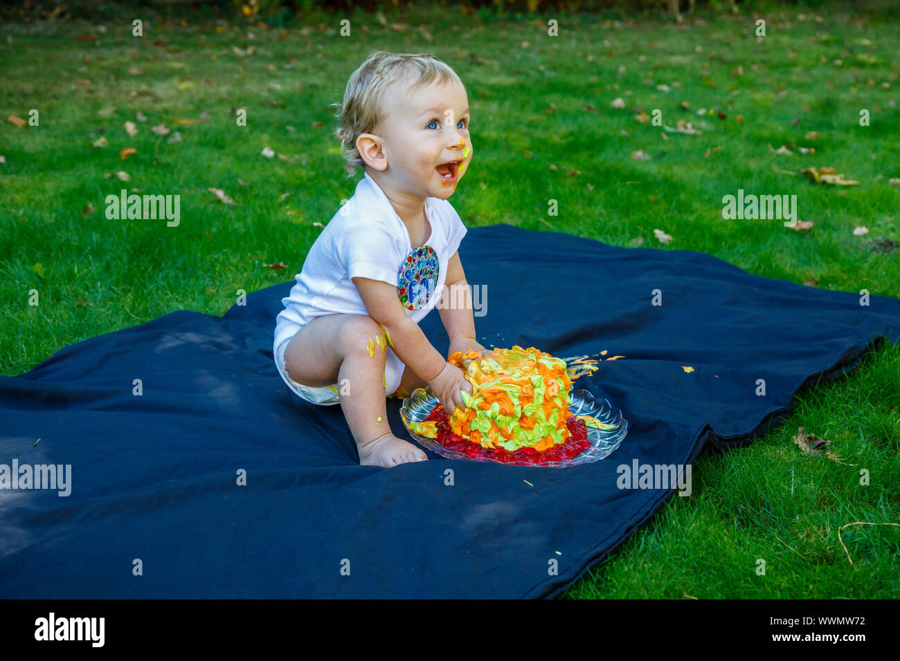 White cake smash hi-res stock photography and images - Alamy