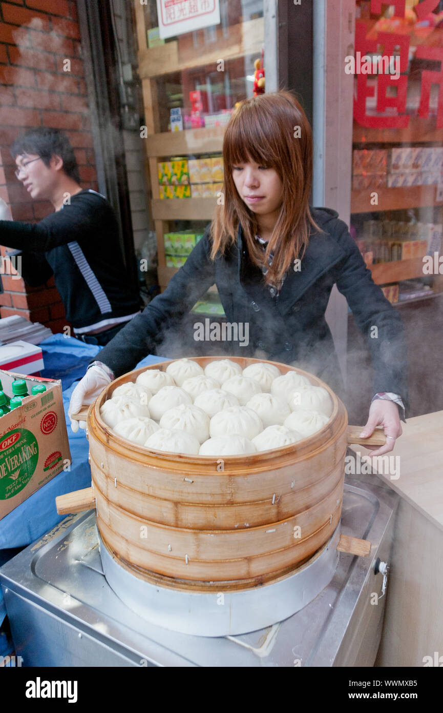 Street vendors prepare steamed Chinese buns Stock Photo - Alamy