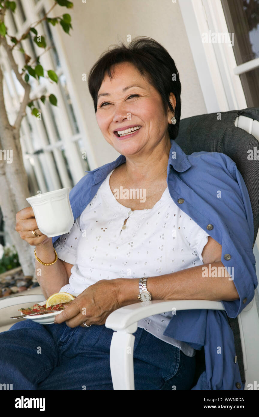 Ladies drinking 60s hi-res stock photography and images - Alamy