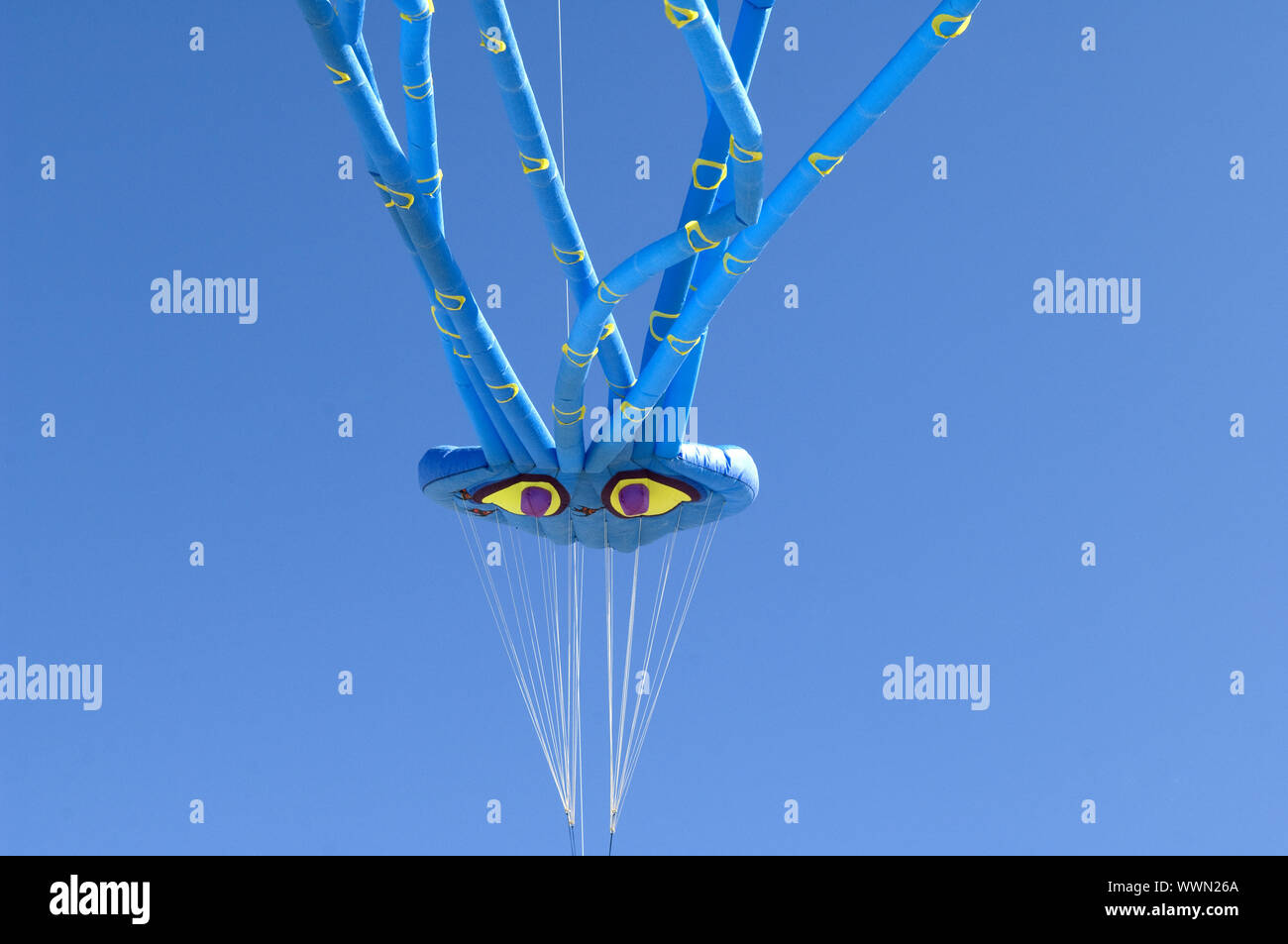 Kite dragons hi-res stock photography and images - Alamy