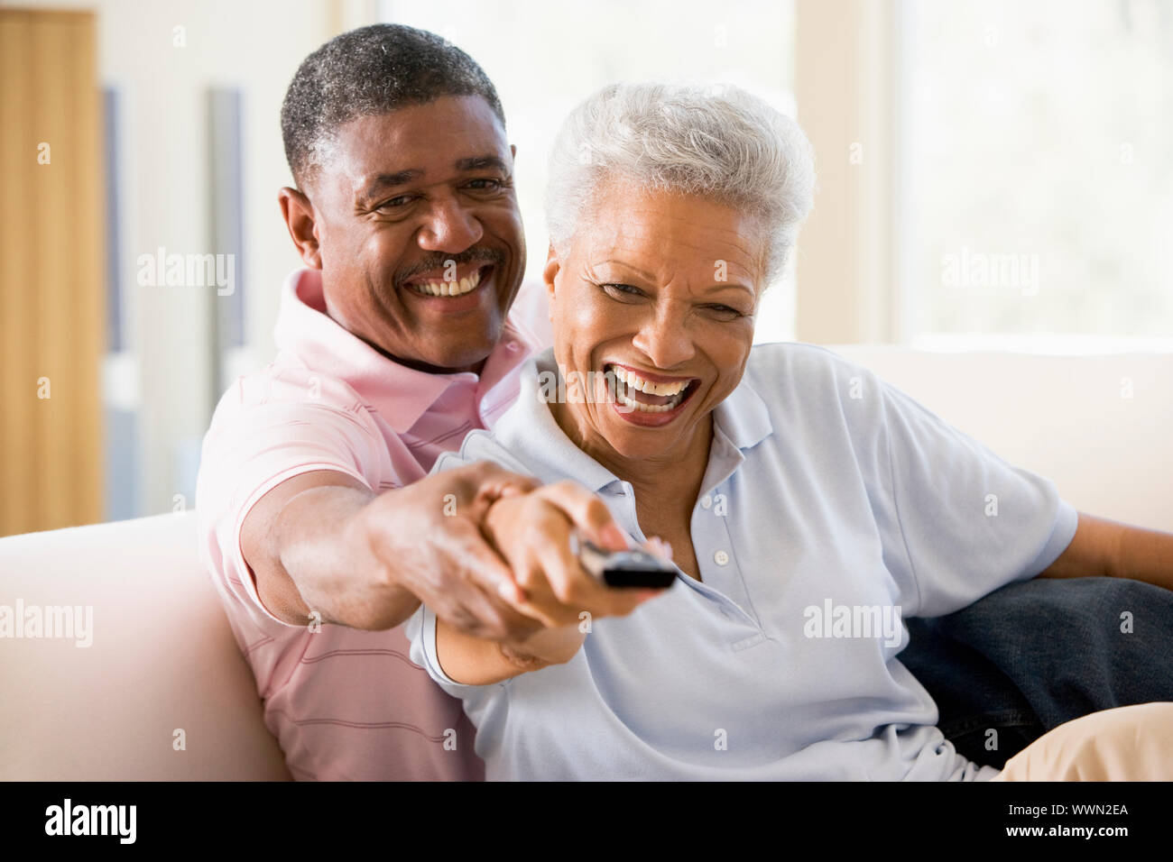 Family sitting around tv 60's hi-res stock photography and images - Alamy
