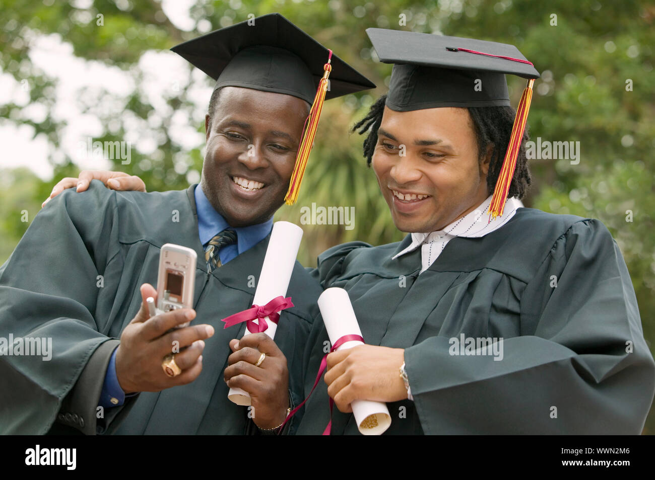 Graduates taking picture cell hi-res stock photography and images - Alamy