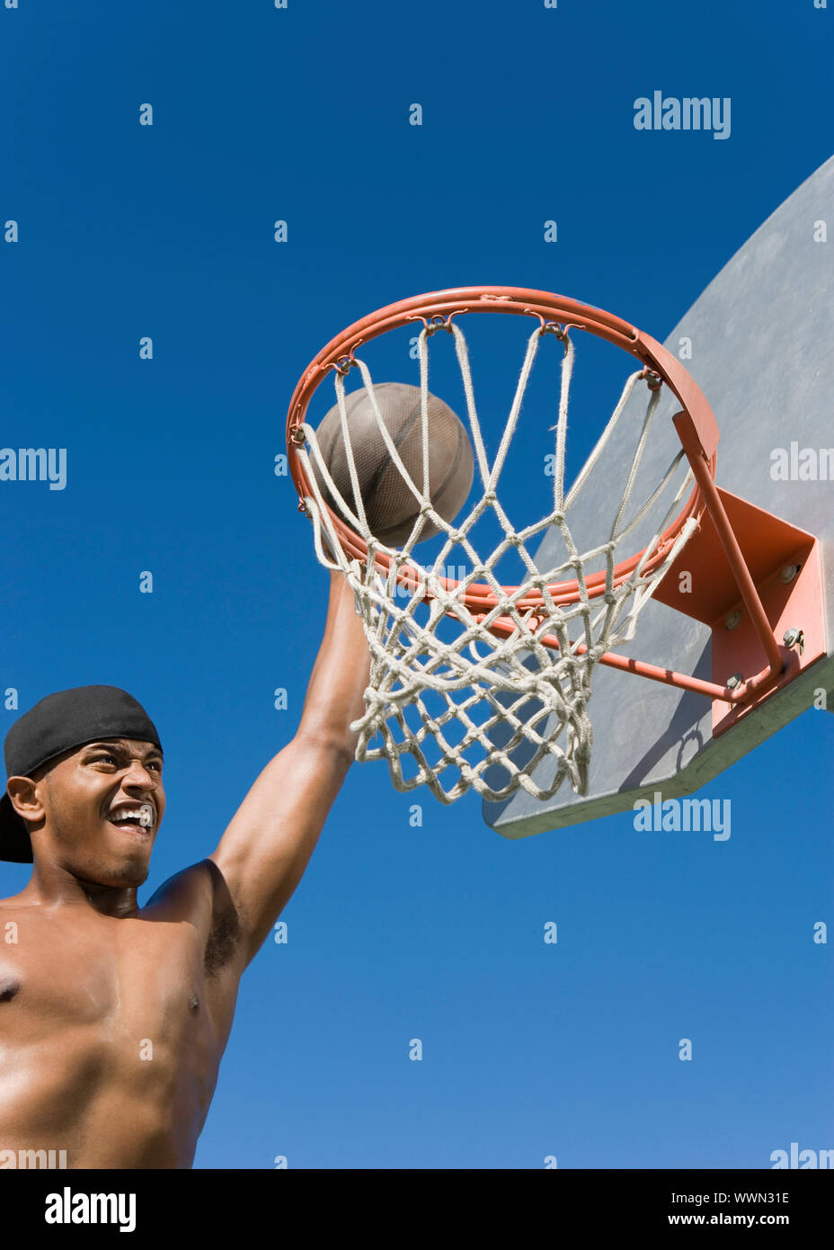Man dunking basketball african american hi-res stock photography and ...