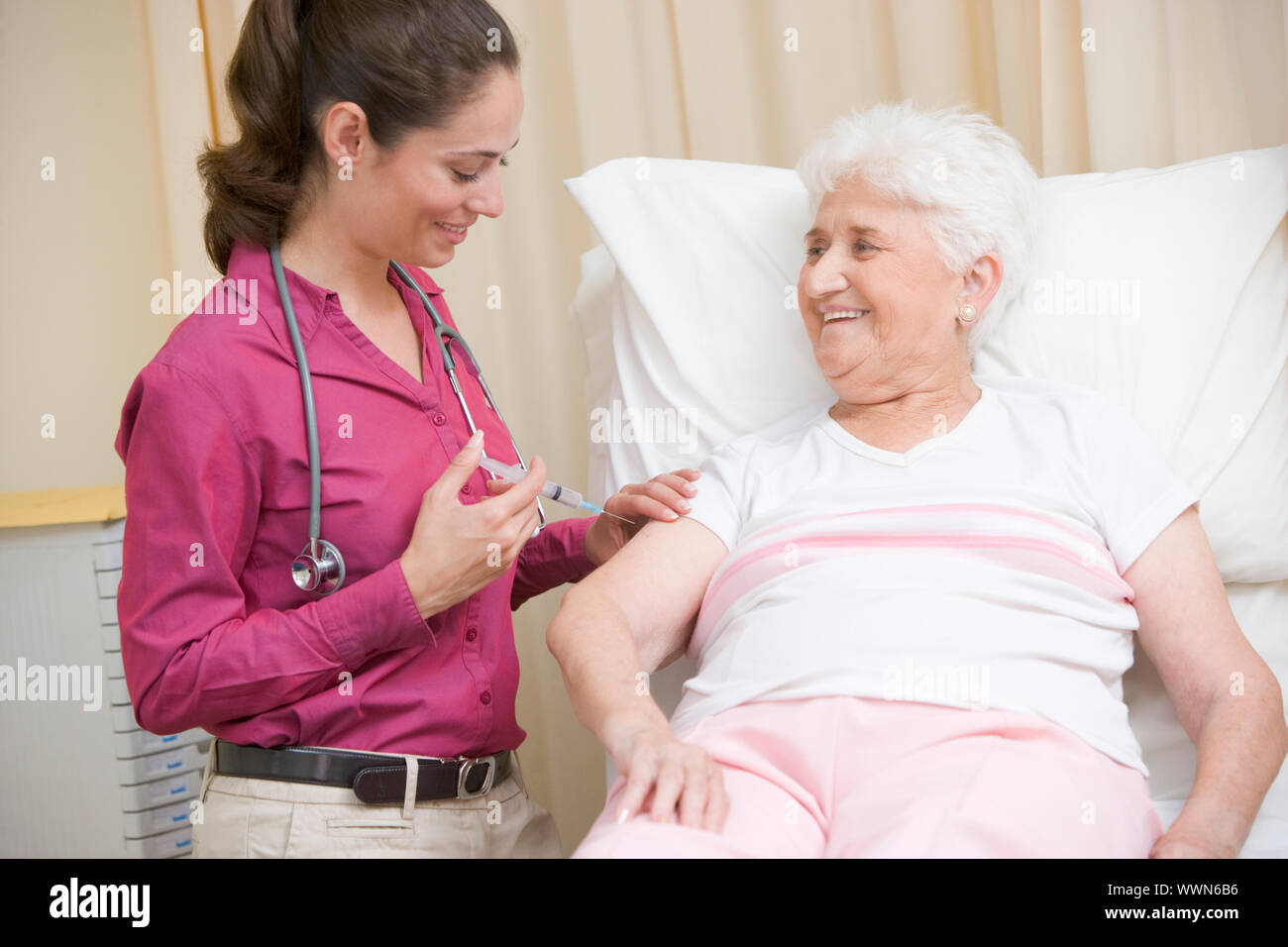 Jab needle hi-res stock photography and images - Alamy